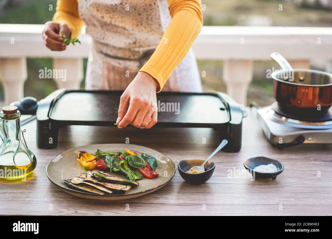 Outdoor kitchen class hi-res stock photography and images - Alamy