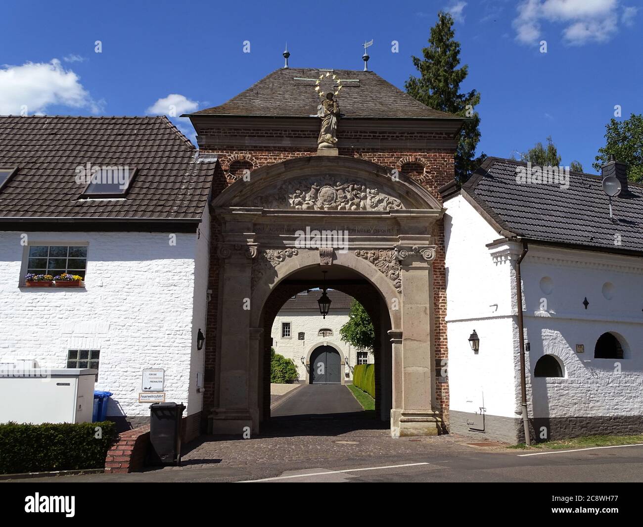 Gate closure house hi-res stock photography and images - Alamy
