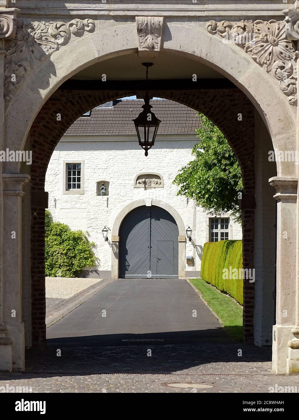 Gate closure house hi-res stock photography and images - Alamy