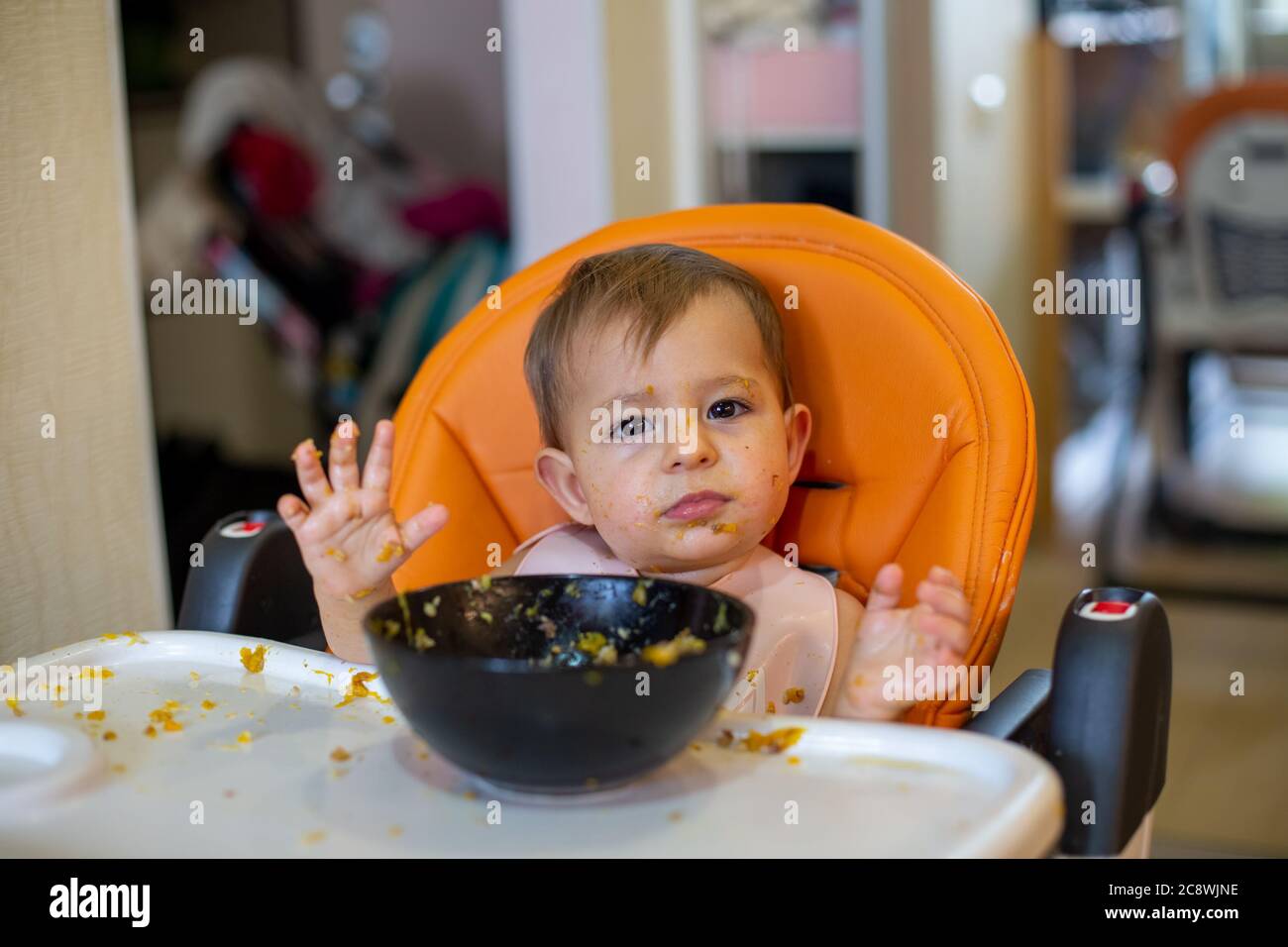 Child throws plate hi-res stock photography and images - Alamy