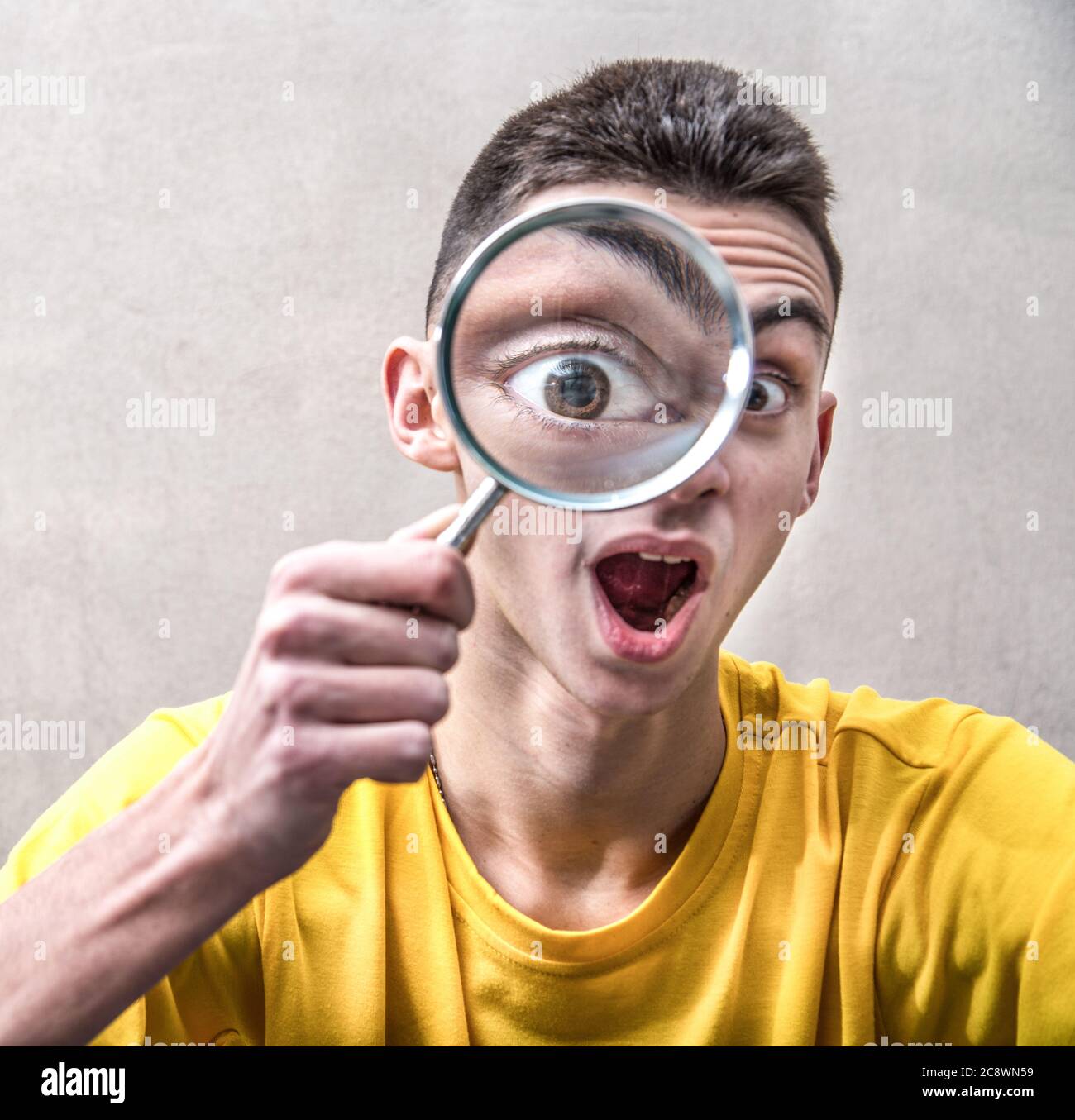 Funny man magnifying glass hi-res stock photography and images - Alamy