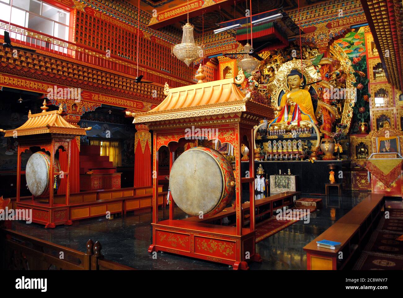 The beautiful Buddhist temple at Sarnath, Varanasi, Uttar Pradesh ...