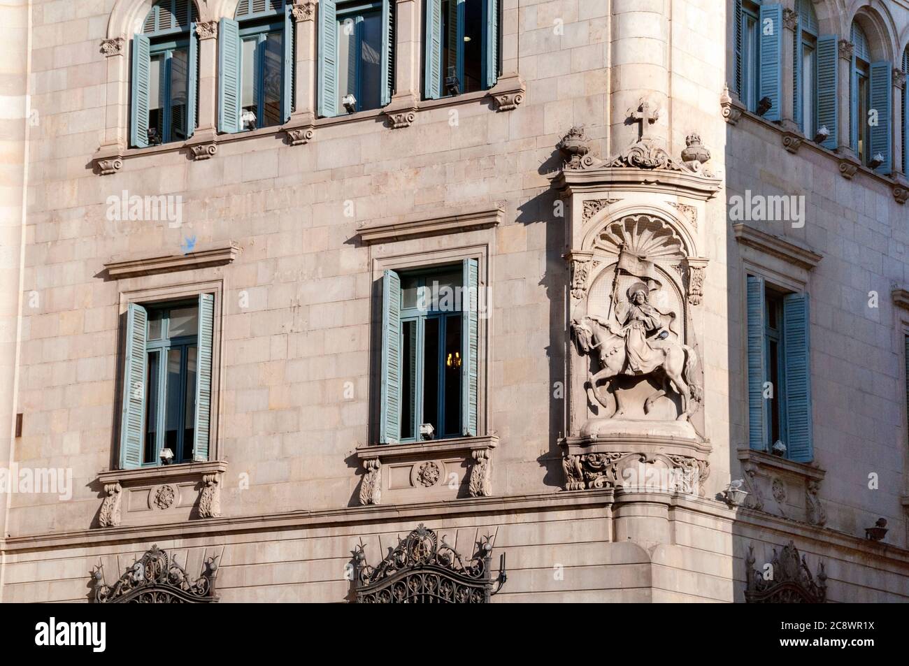 Architectural statued cornice hi-res stock photography and images - Alamy