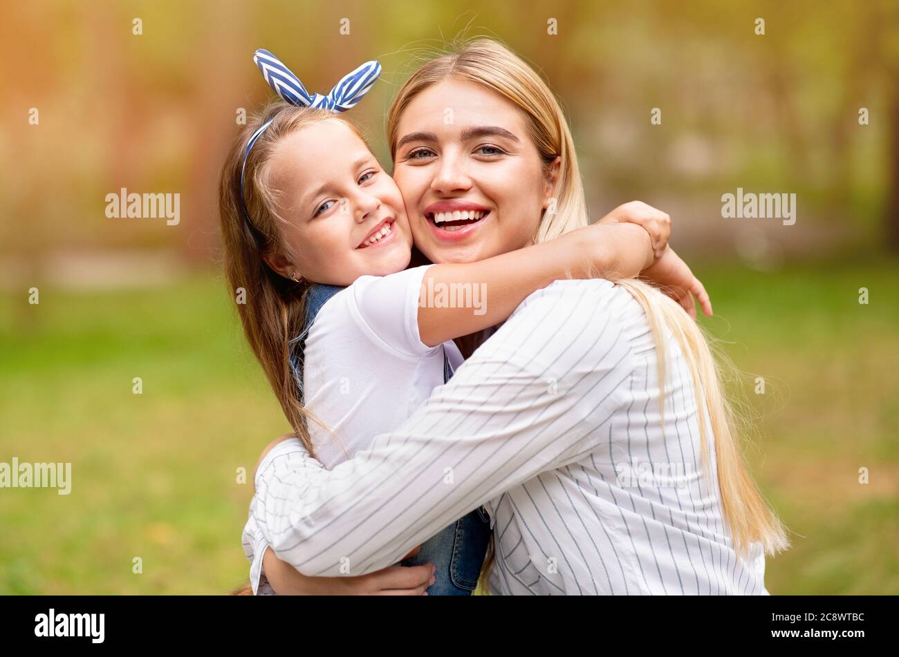 Mother daughter hugging outside hi-res stock photography and images - Alamy