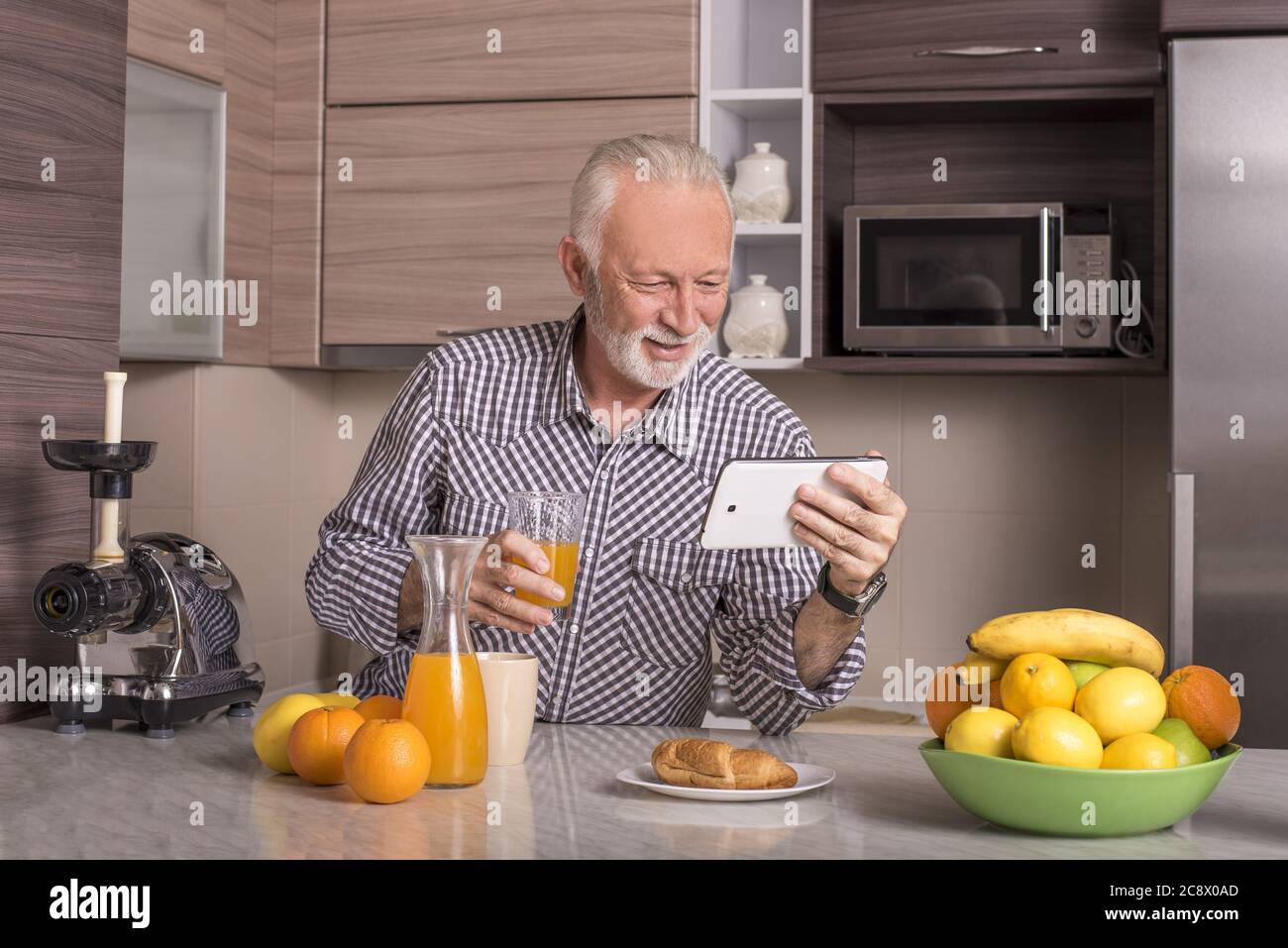 Orange standing behind table hi-res stock photography and images - Alamy