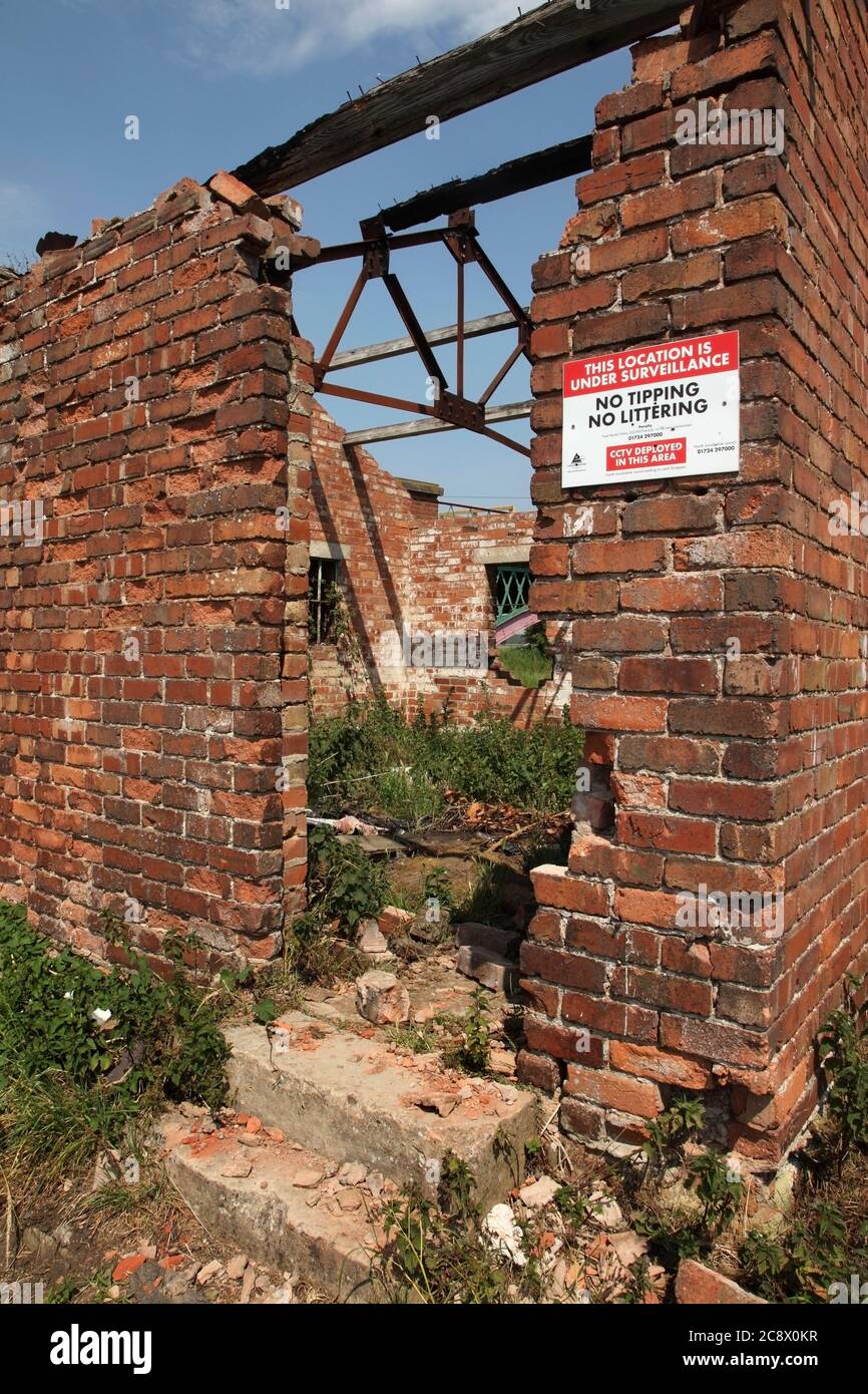 Run down brick building hi-res stock photography and images - Alamy
