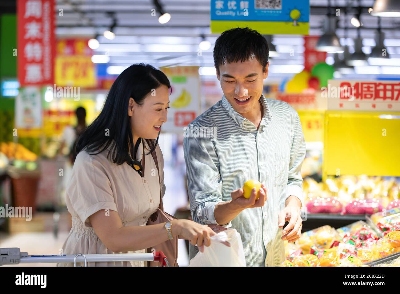 Middle aged women pick hi-res stock photography and images - Alamy