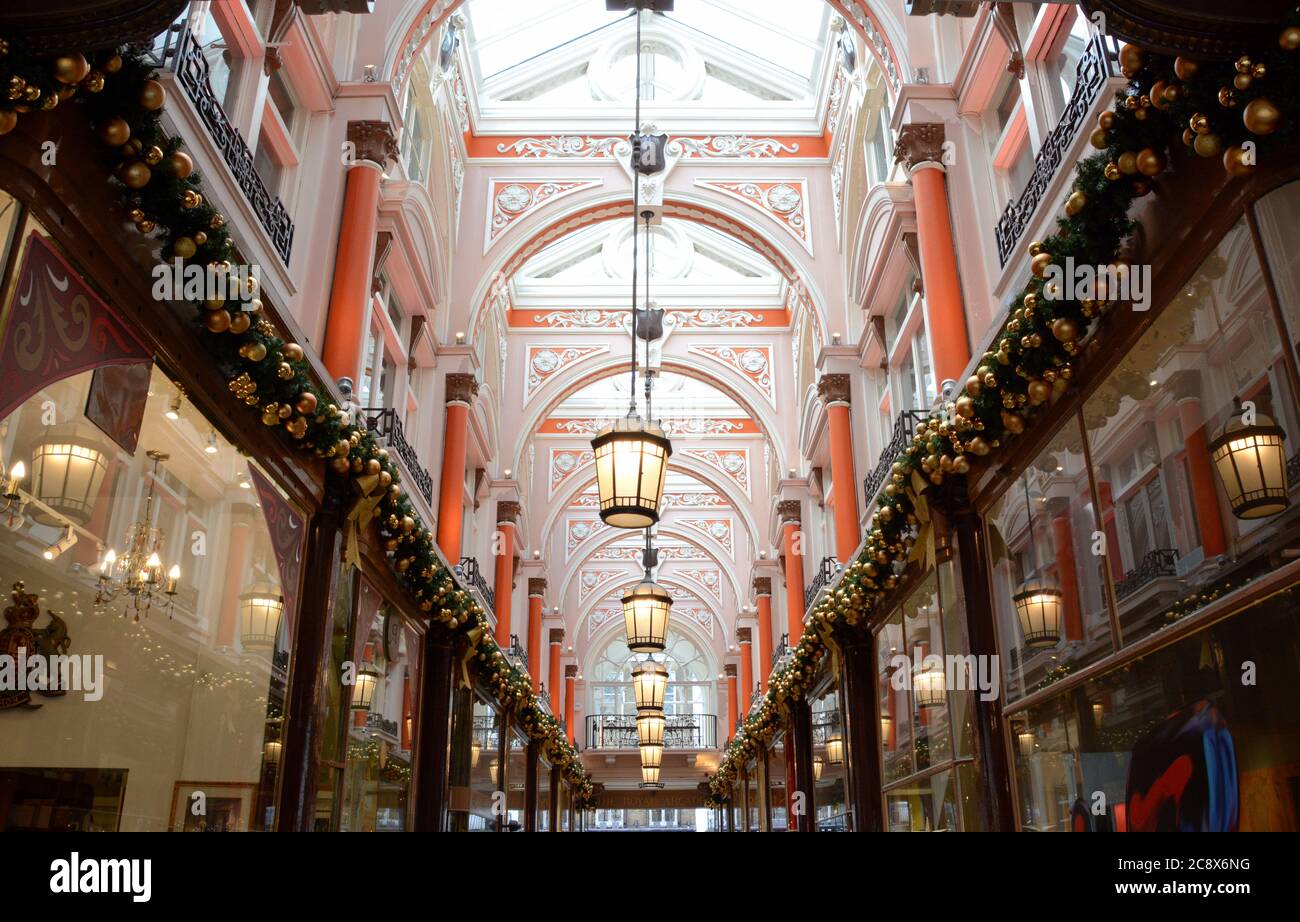 Mayfair art gallery hi-res stock photography and images - Alamy