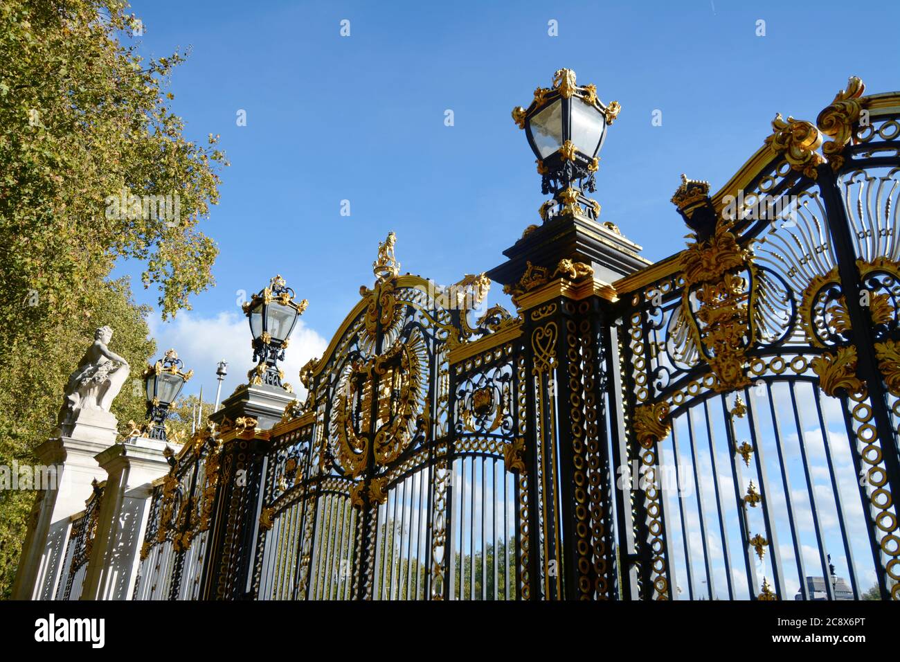 London golden palace gate hi-res stock photography and images - Alamy