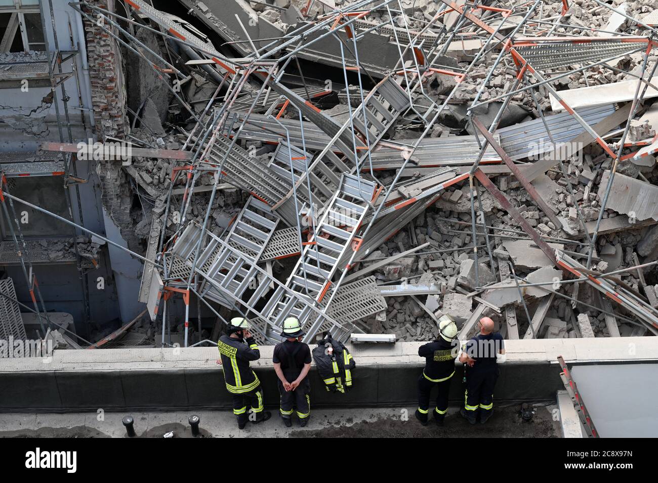 Collapsed construction scaffolding hi-res stock photography and images ...