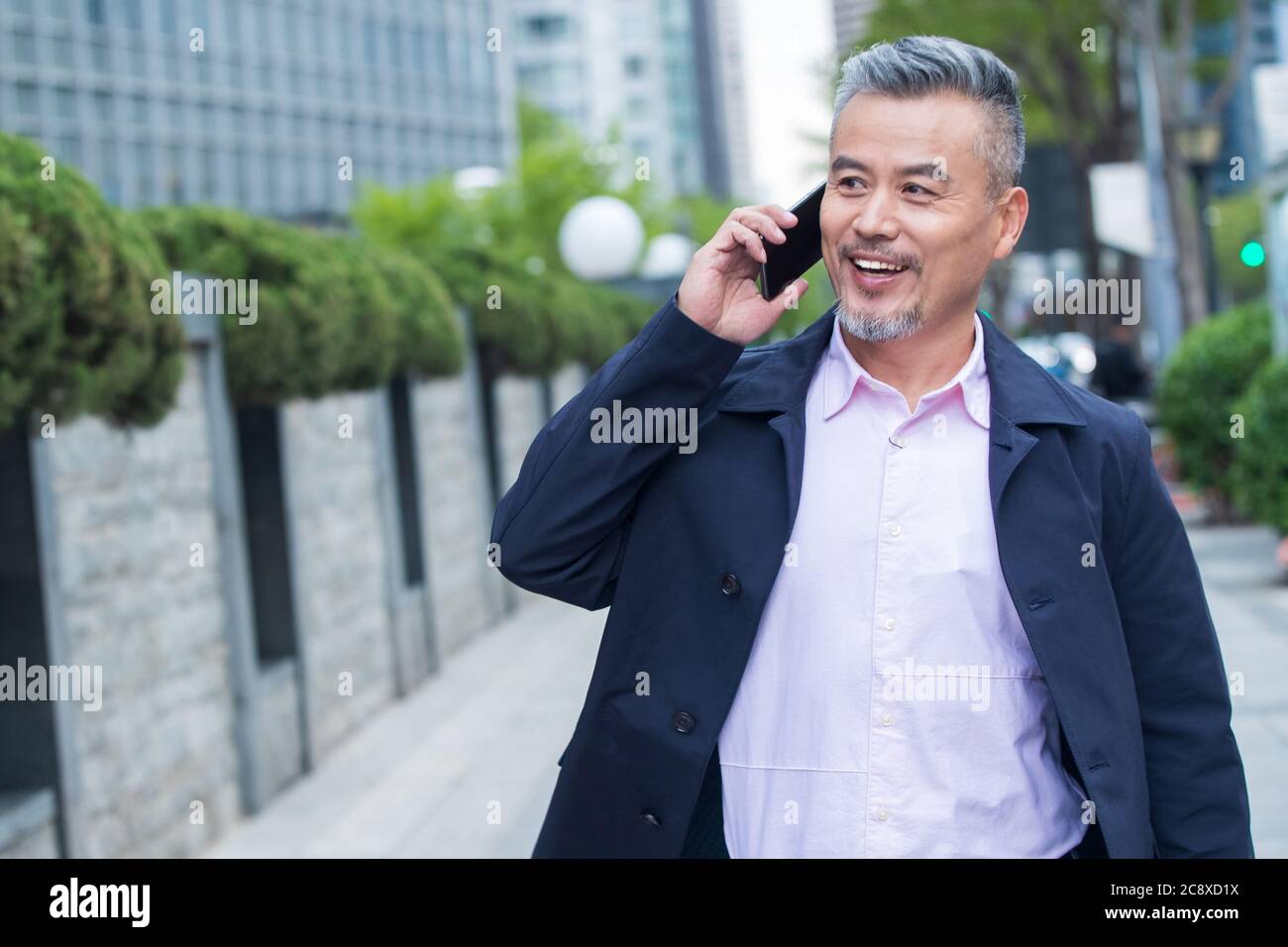 Call business man in the street Stock Photo - Alamy