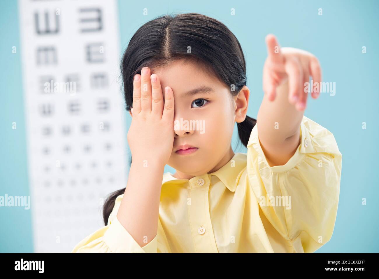 The little girl eye test Stock Photo - Alamy