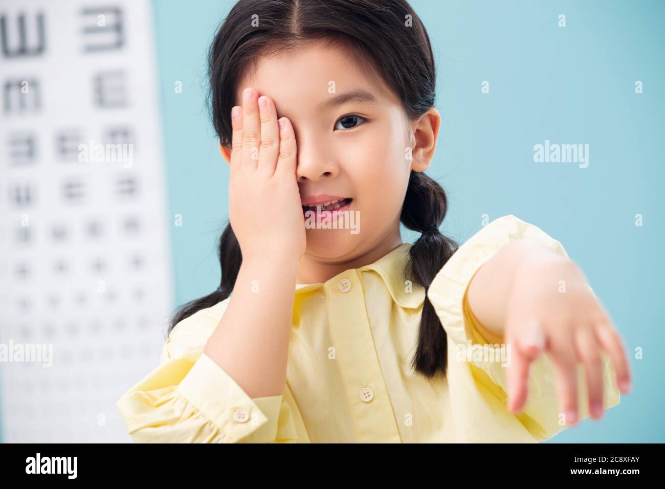 The little girl eye test Stock Photo - Alamy
