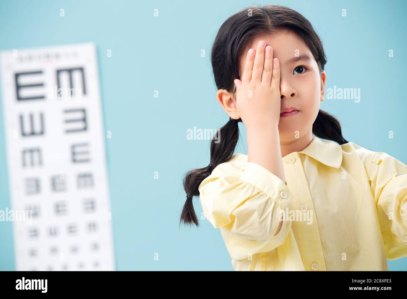 The little girl eye test Stock Photo - Alamy
