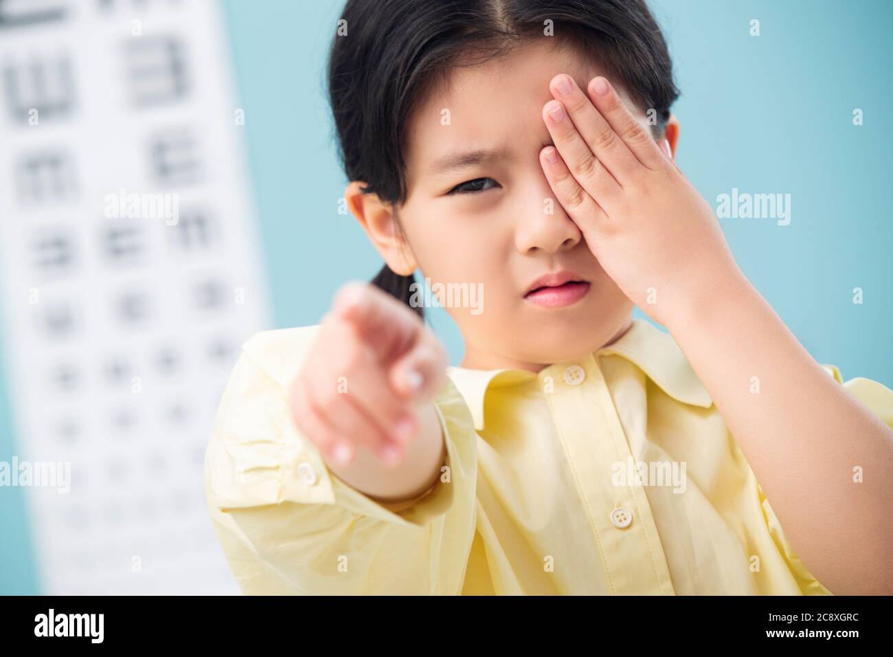 The little girl eye test Stock Photo - Alamy