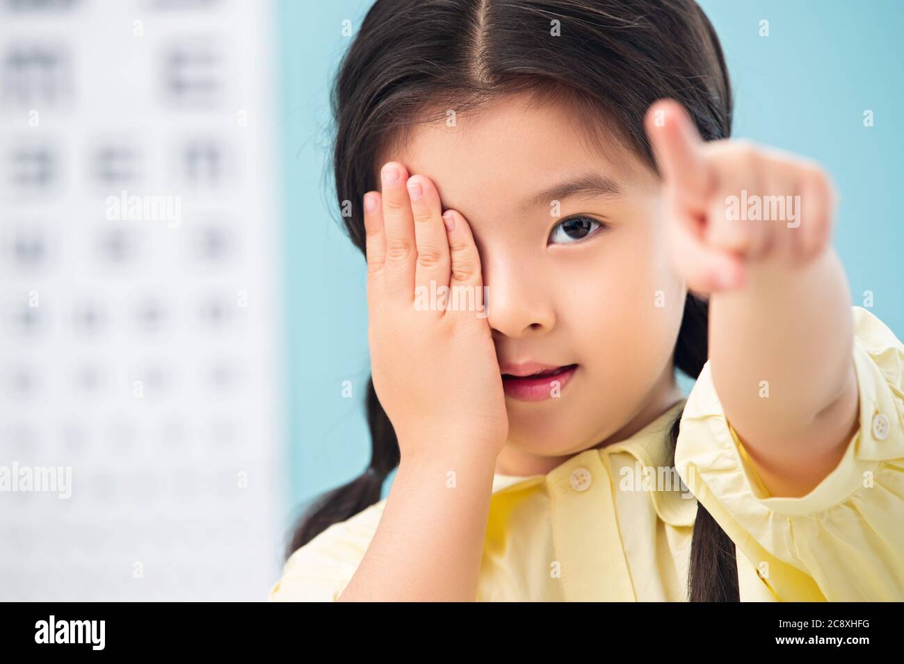 The little girl eye test Stock Photo - Alamy