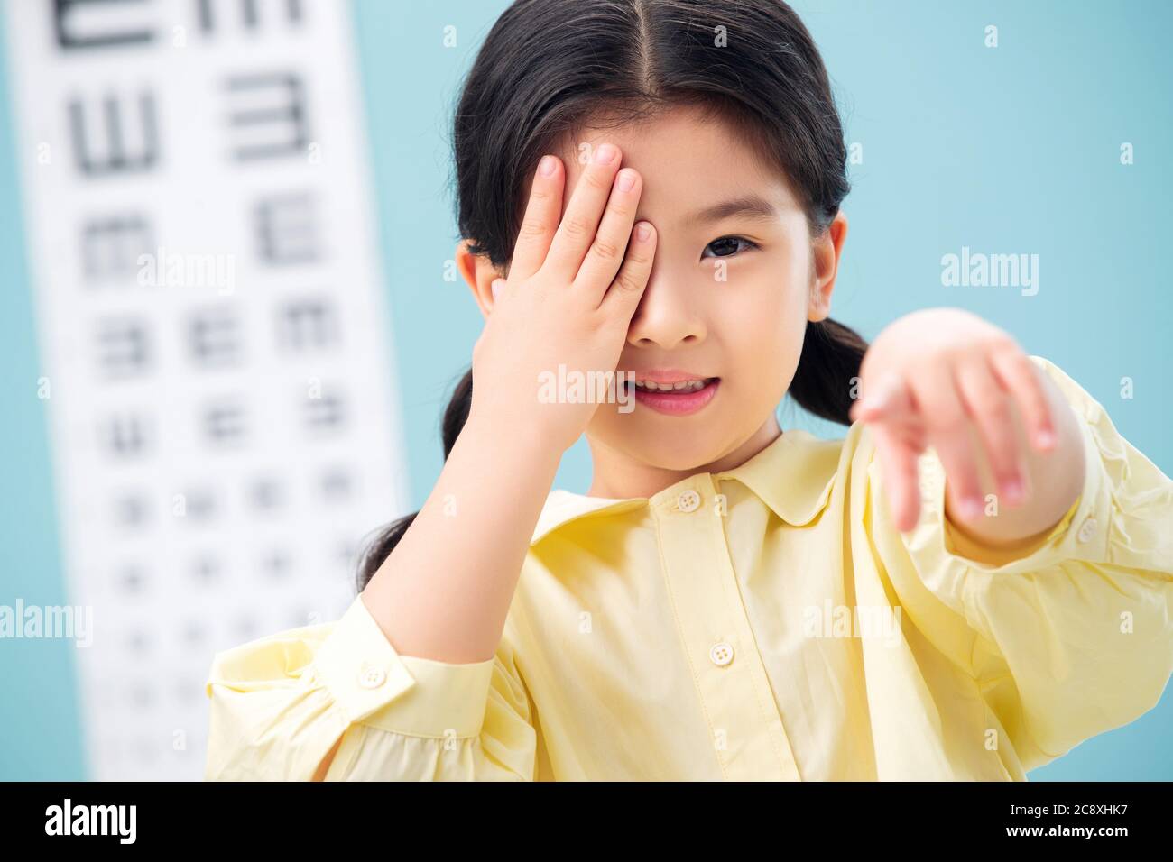 The little girl eye test Stock Photo - Alamy