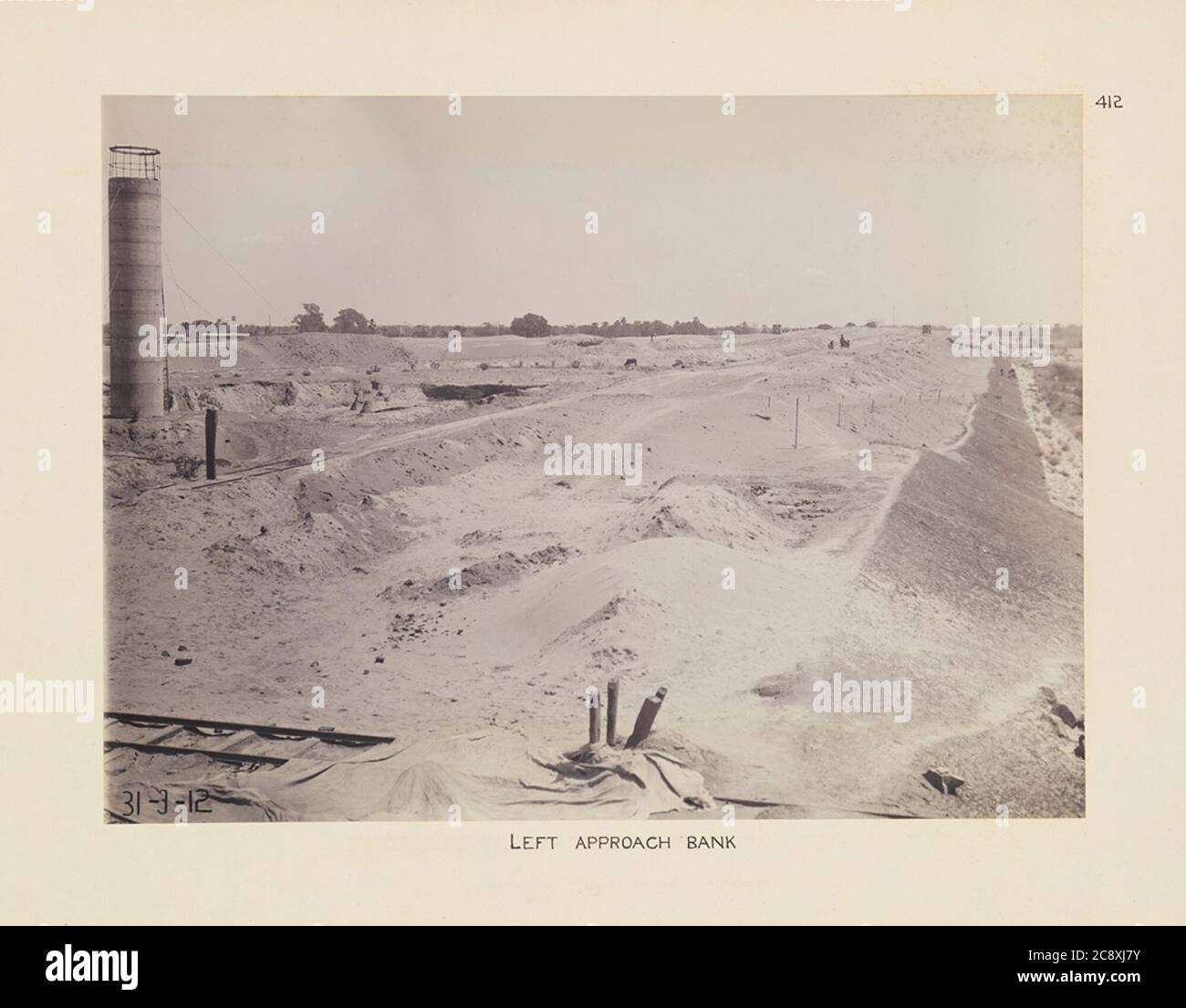 Photograph of left bank hi-res stock photography and images - Alamy