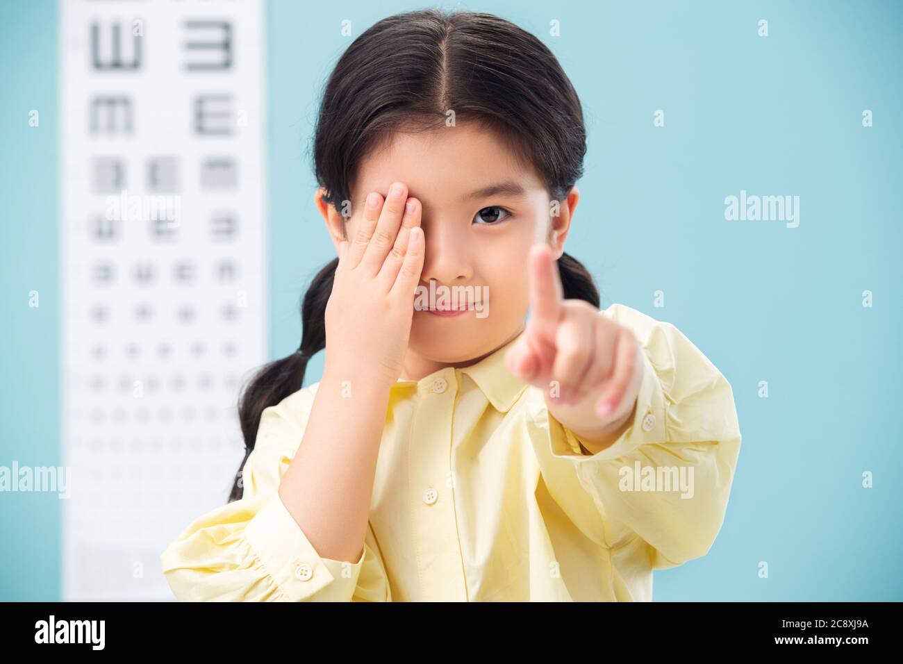 The little girl eye test Stock Photo - Alamy