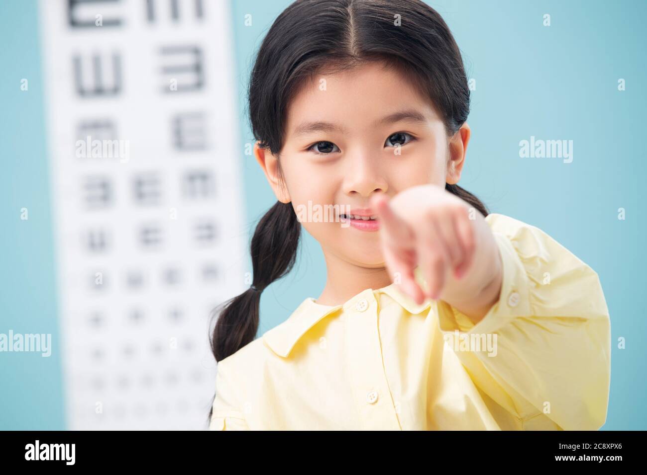 The little girl eye test Stock Photo - Alamy