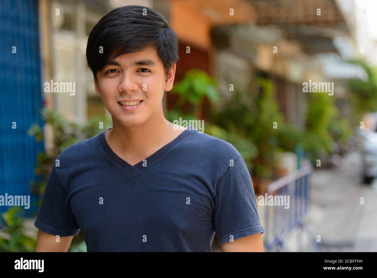 Asian man 20s smiling portrait hi-res stock photography and images - Alamy