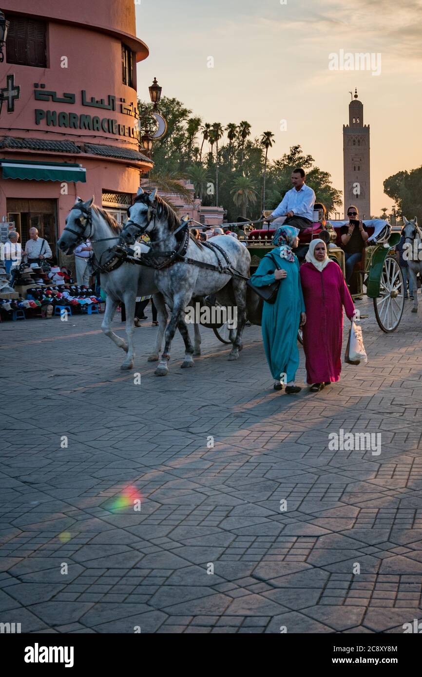 The main square in marrakesh with minaret of koutoubia mosque hi-res ...
