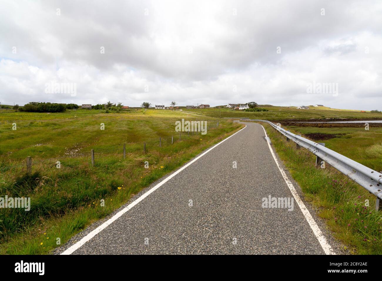 Single yellow line uk hi-res stock photography and images - Alamy
