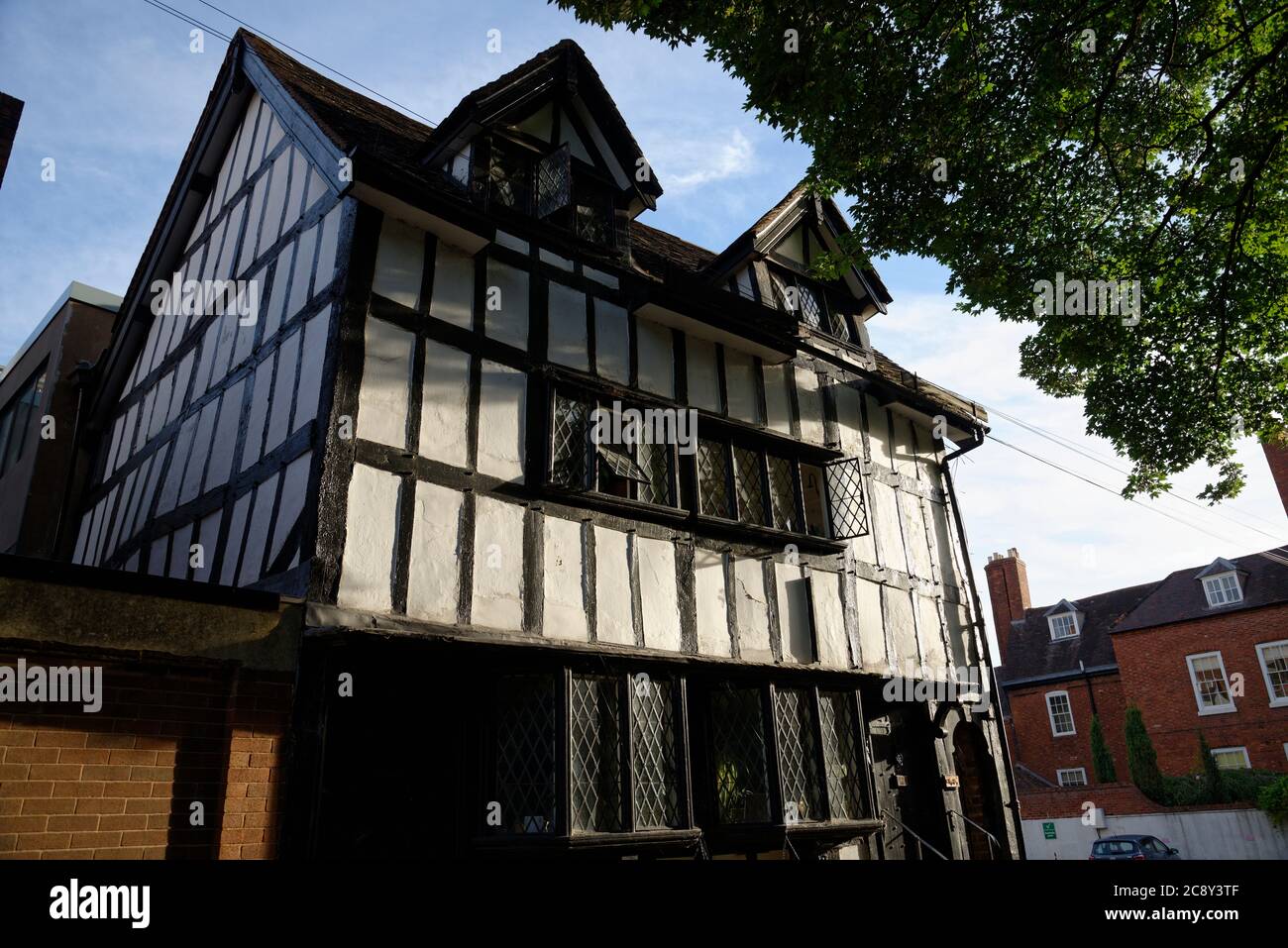 Tudor timber framed building old hi-res stock photography and images ...