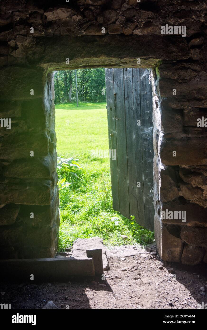 Open barn door hi-res stock photography and images - Alamy