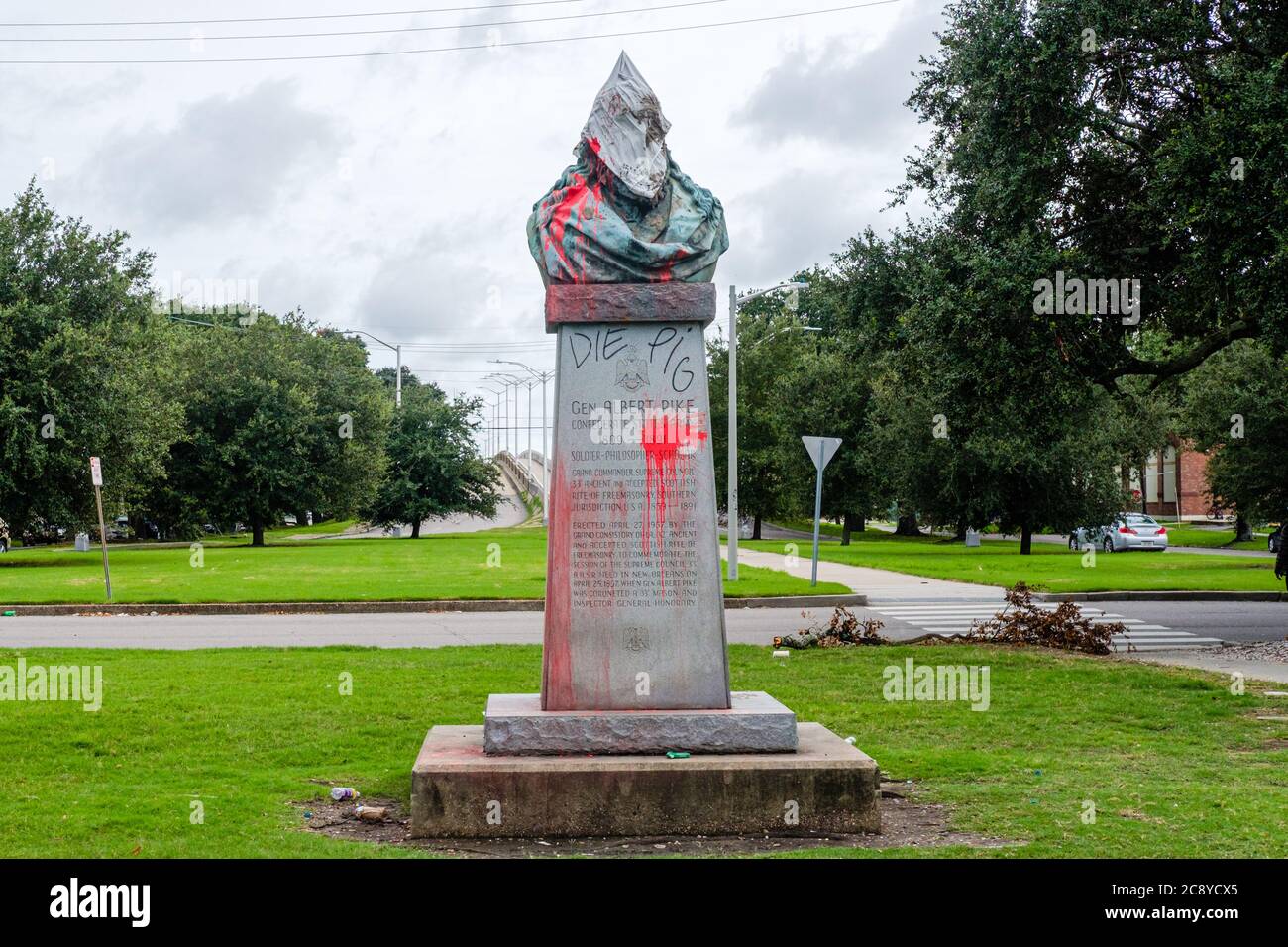 Jefferson davis statue vandalized hi-res stock photography and images ...