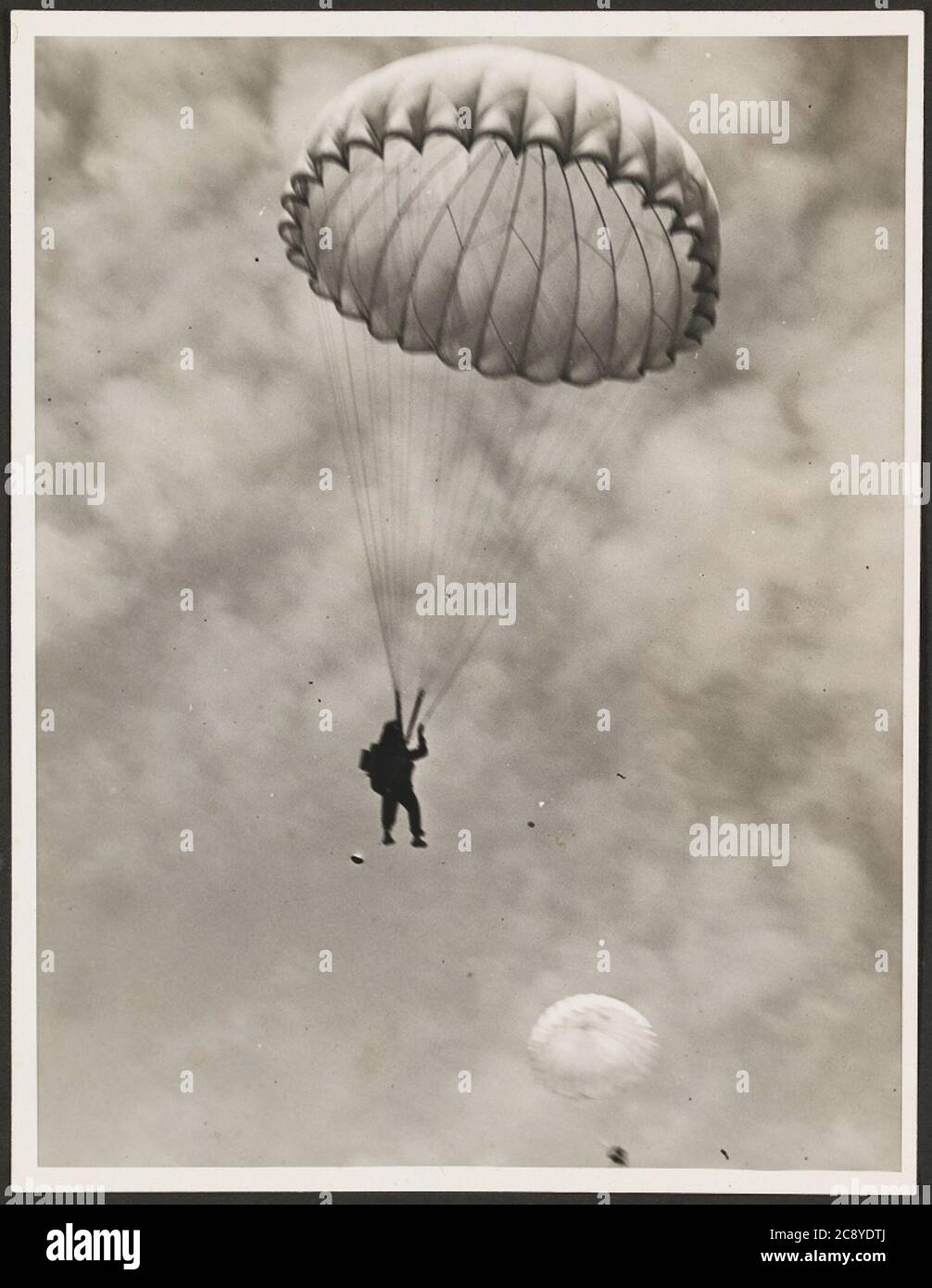 Vintage parachute hi-res stock photography and images - Alamy