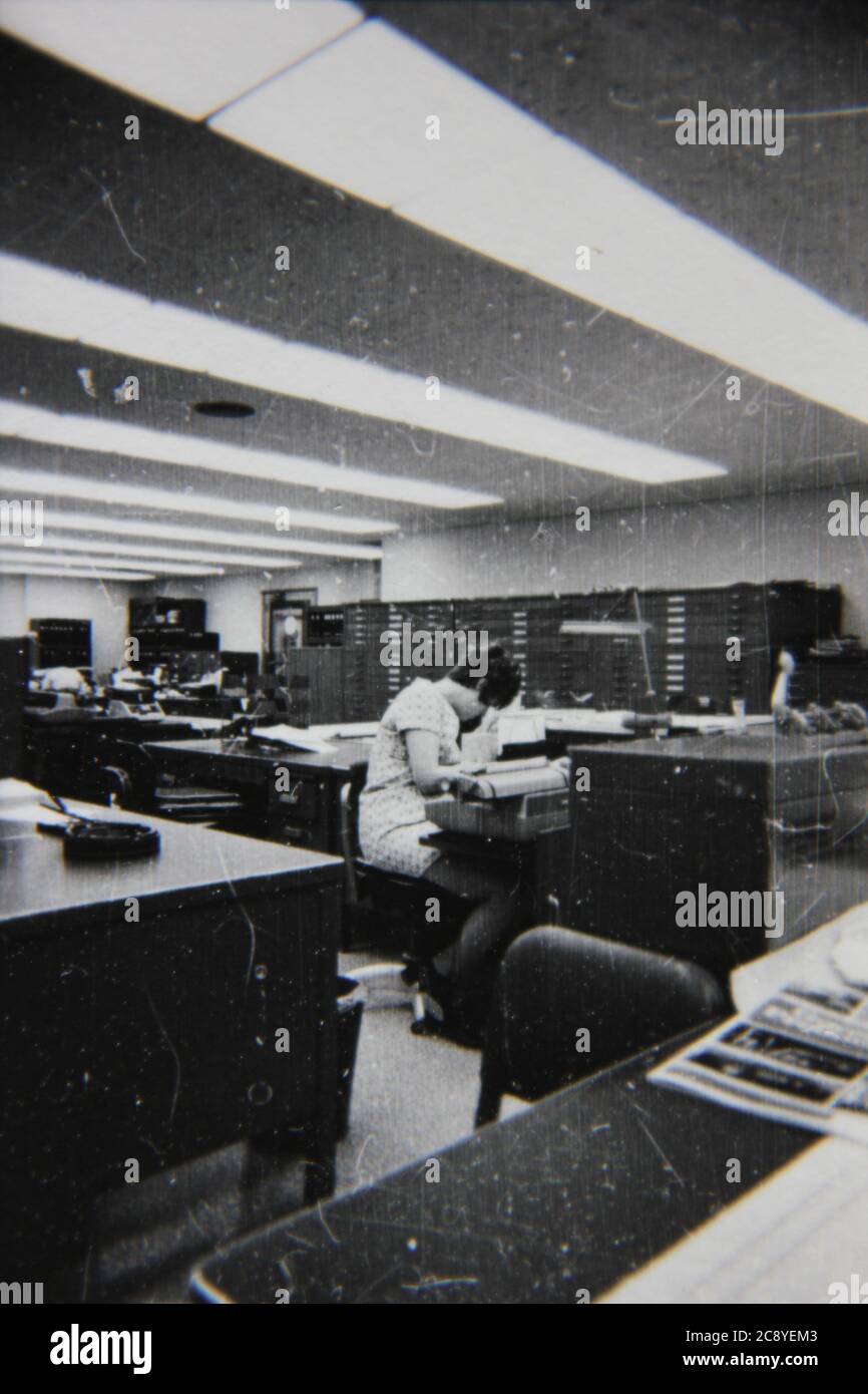 Office workers at desks 1970s hi-res stock photography and images - Alamy