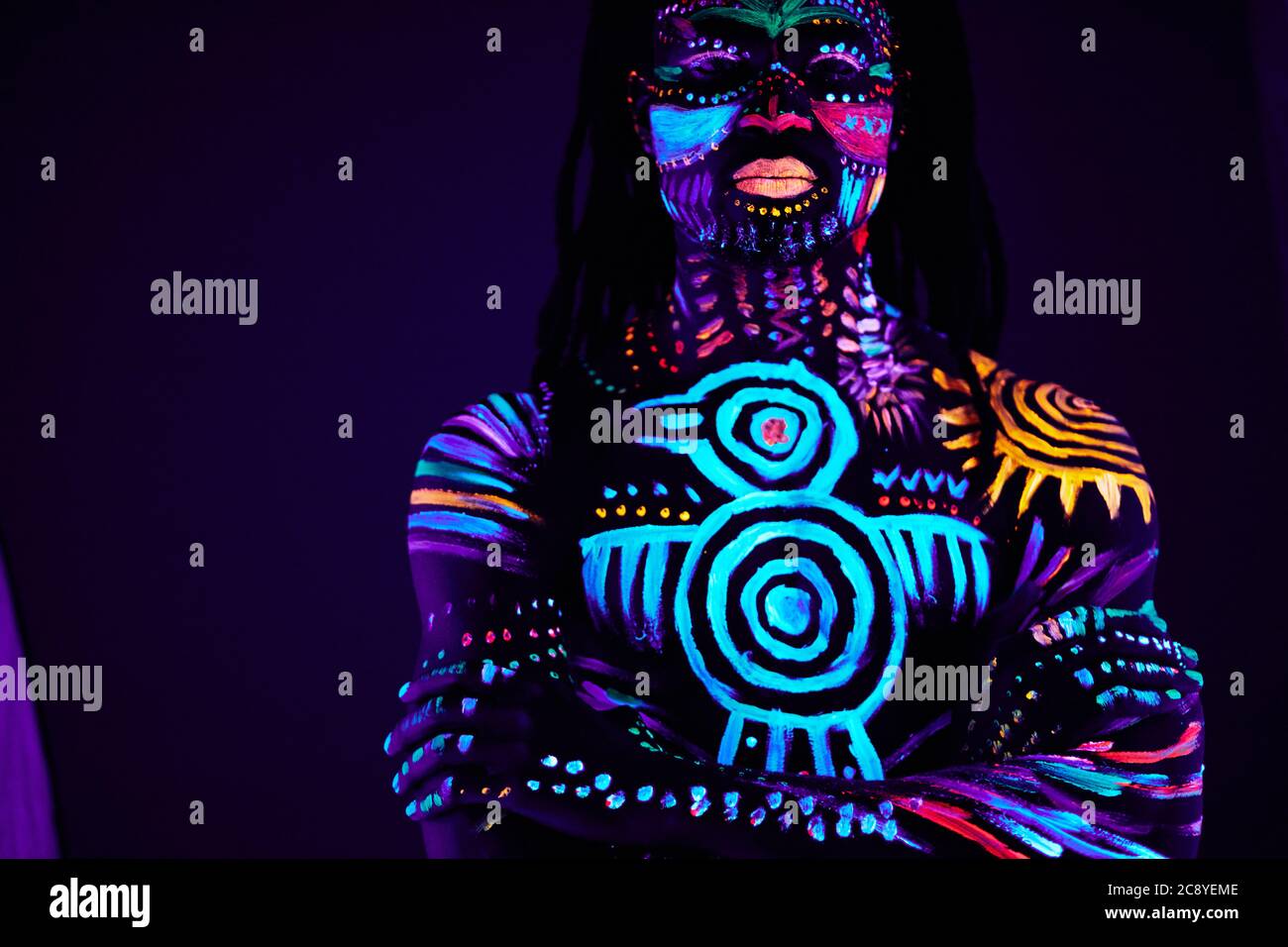 Model in body paint fashion hi-res stock photography and images - Alamy
