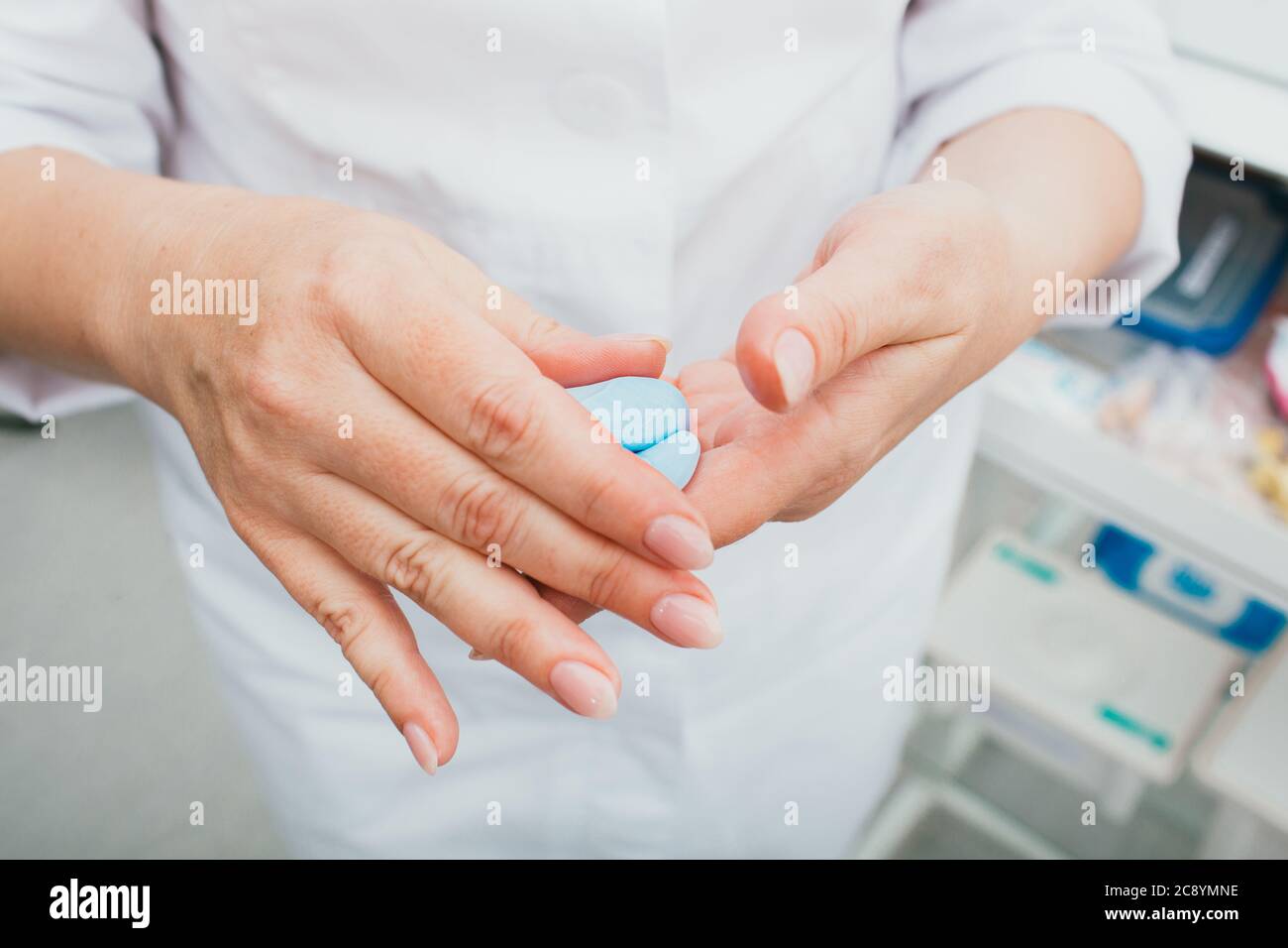 Process of molded individual hearing aid ear molds. Audiologist ...