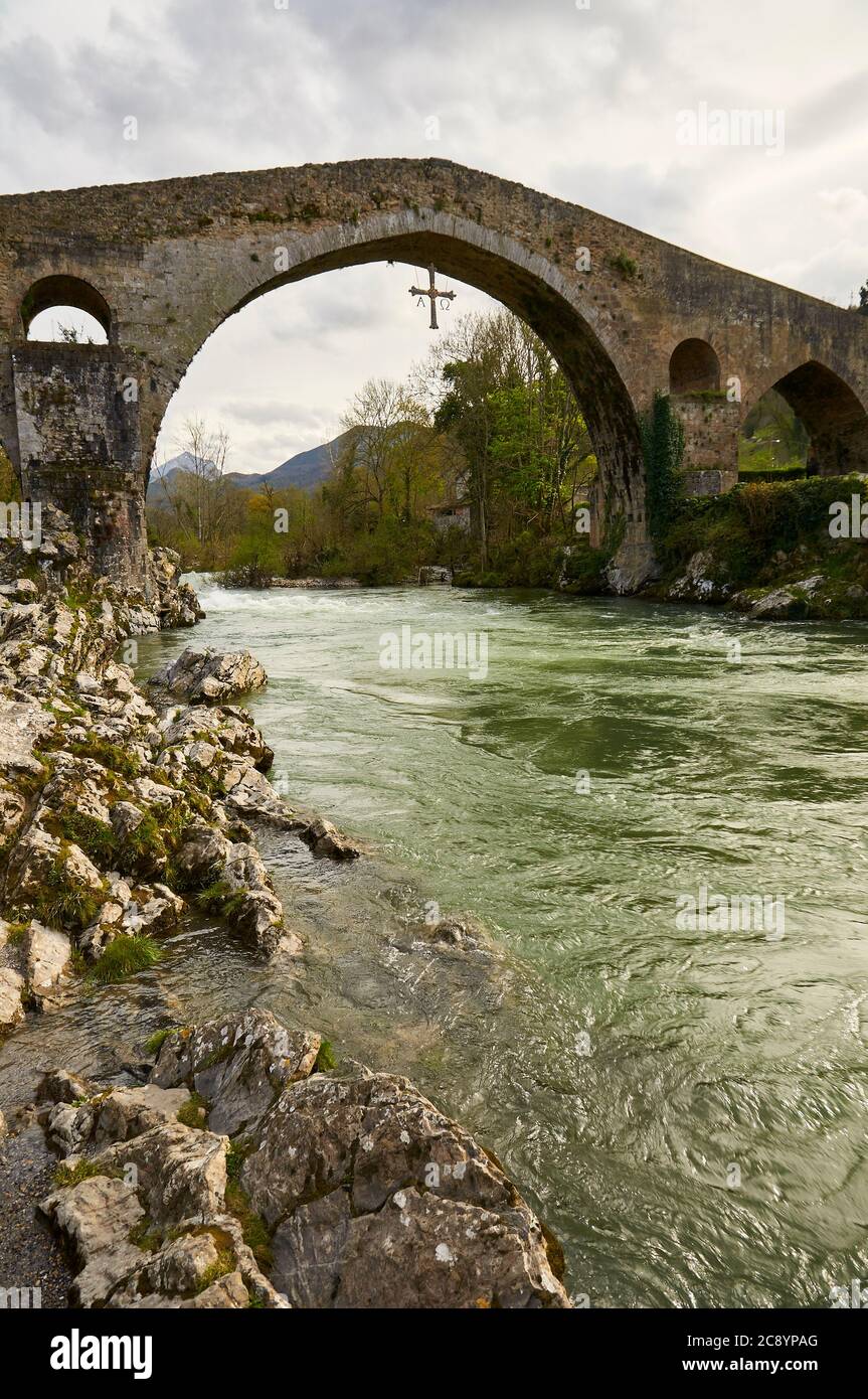 The Roman bridge with its Cruz de la Victoria Cross, symbol of Asturias ...
