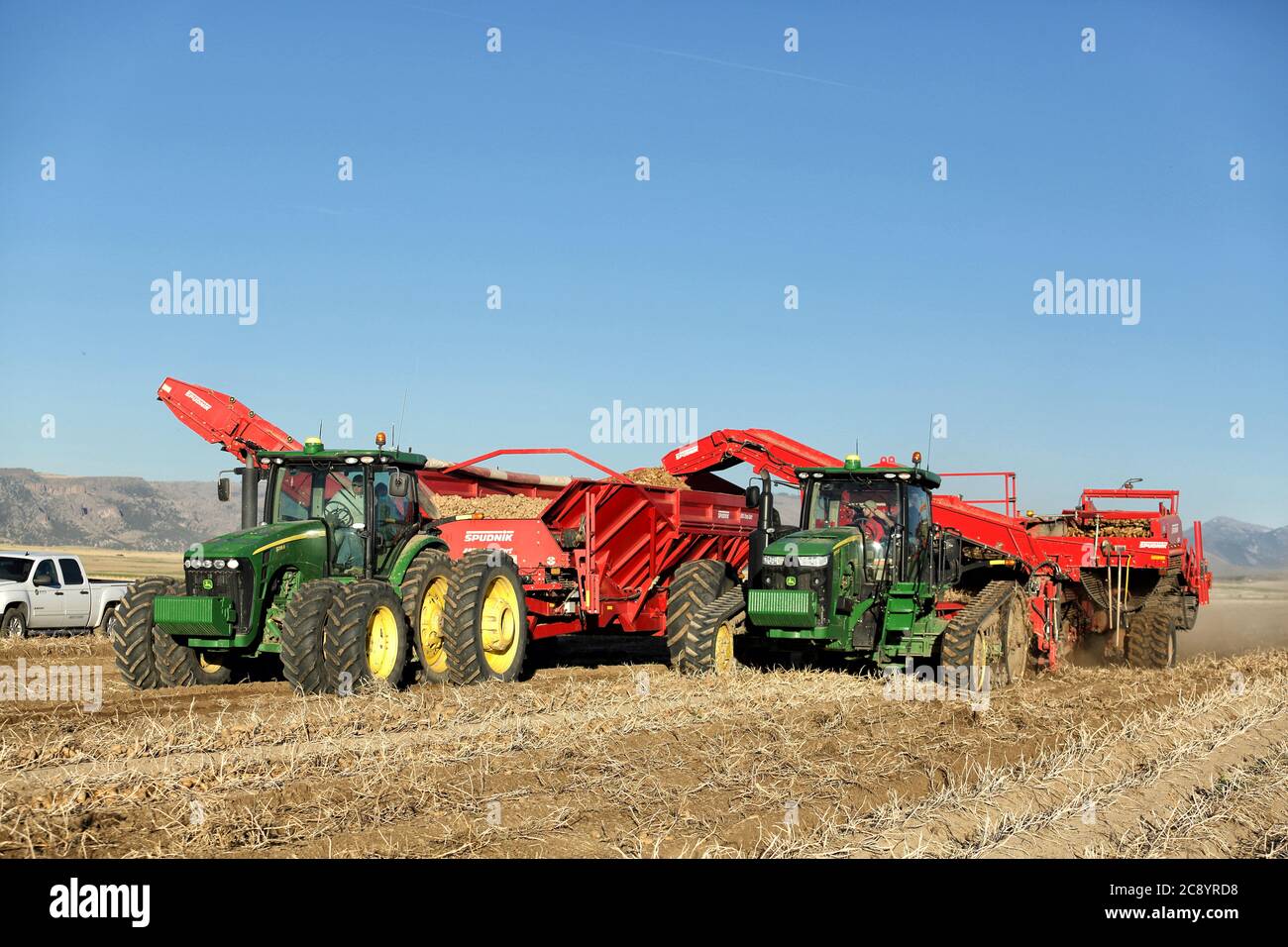 Usa field hands earth hi-res stock photography and images - Alamy