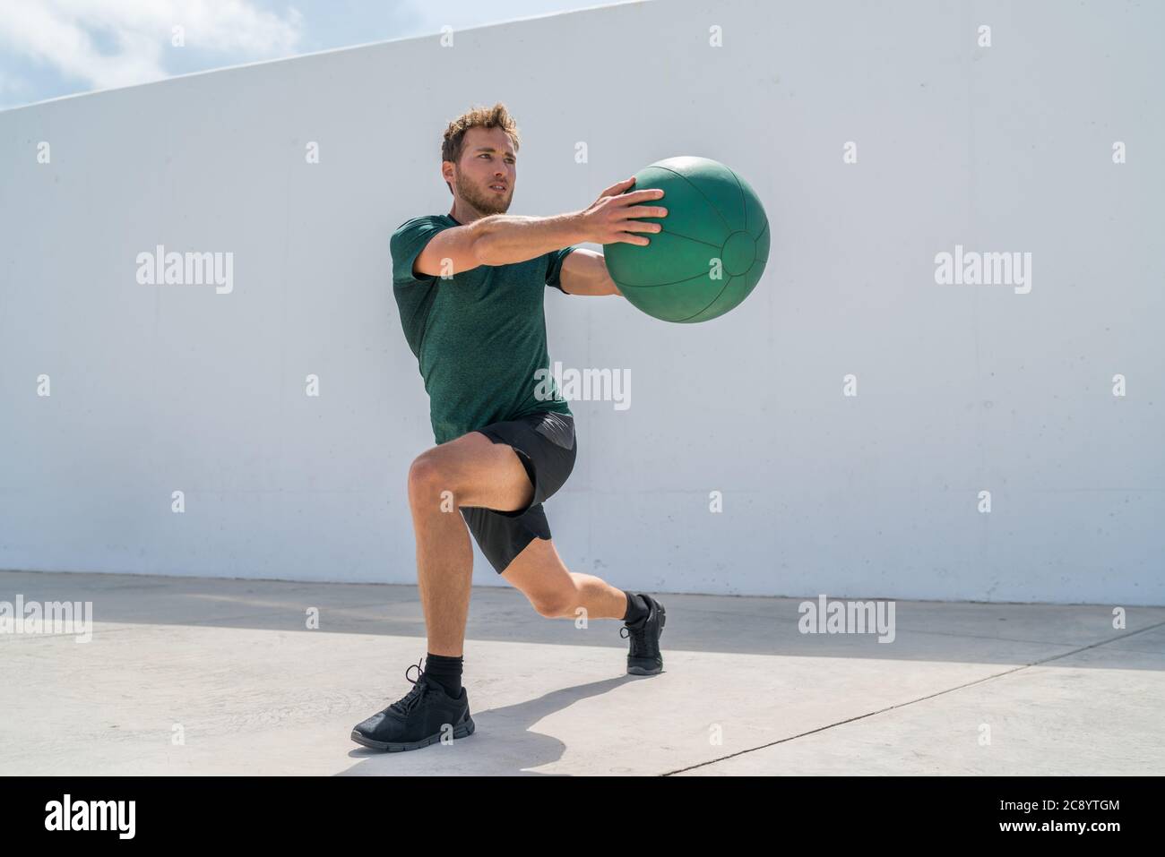 Working out man training legs and core ab workout Stock Photo - Alamy