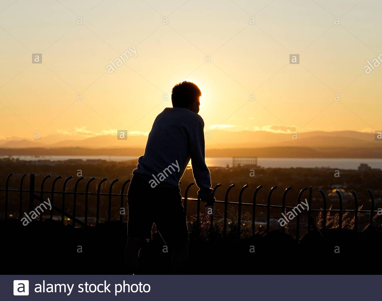 Setting sun silhouette hi-res stock photography and images - Alamy