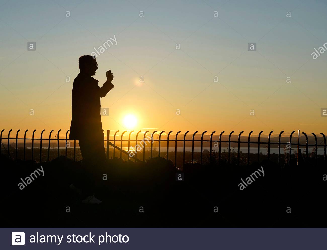 Setting sun silhouette hi-res stock photography and images - Alamy
