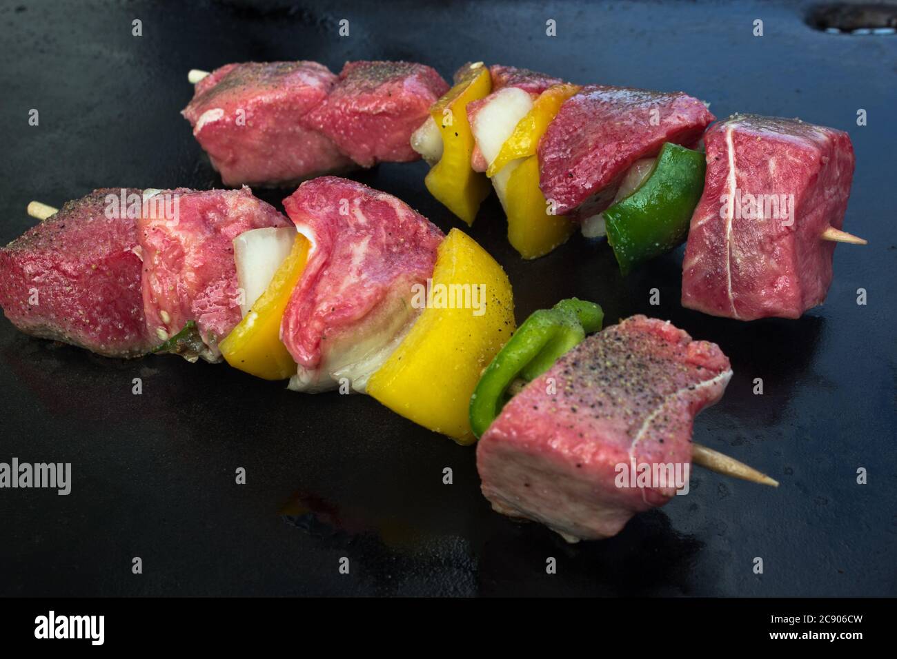 Beef and pepper kebabs Stock Photo - Alamy