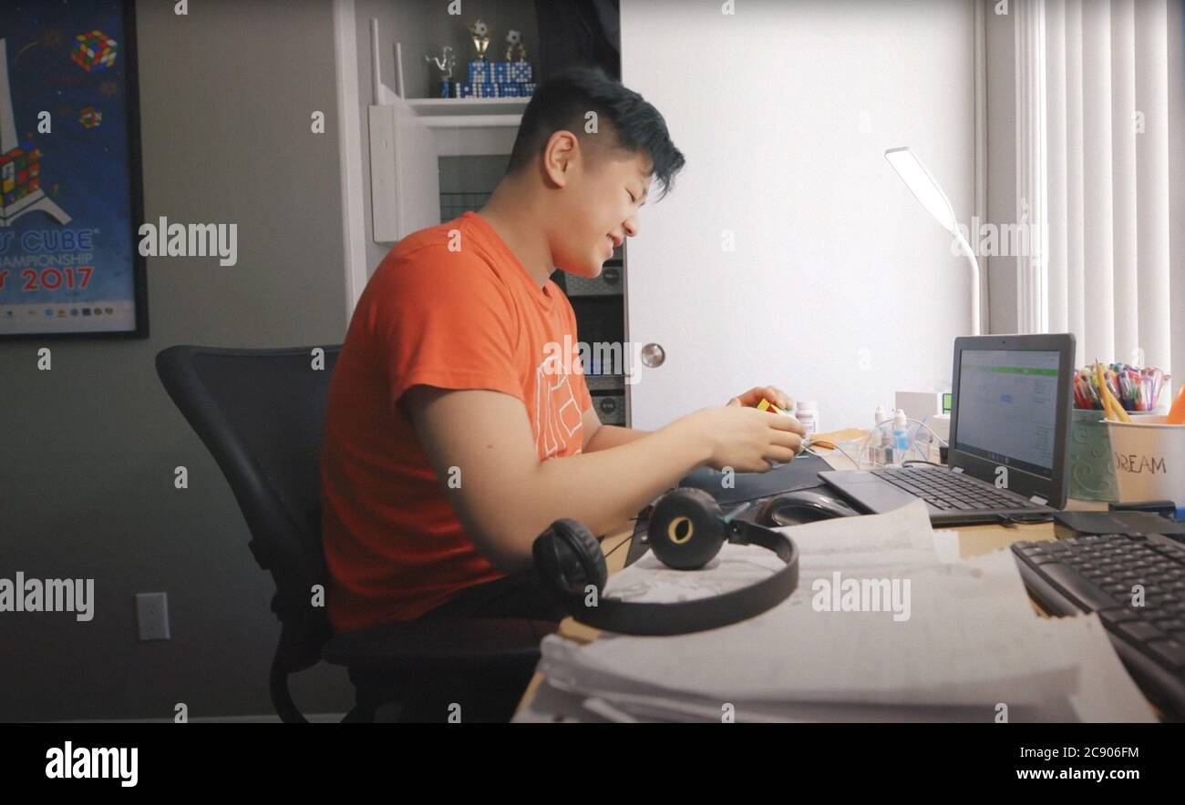 THE SPEED CUBERS, champion Rubik s Cube speedsolver Max Park, at home ...