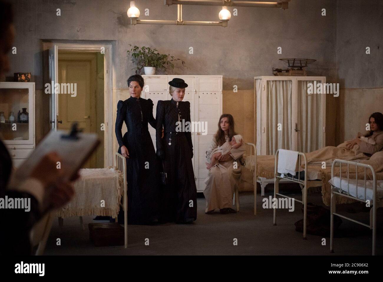 THE ALIENIST, (aka THE ALIENIST: ANGEL OF DARKNESS), standing, from ...