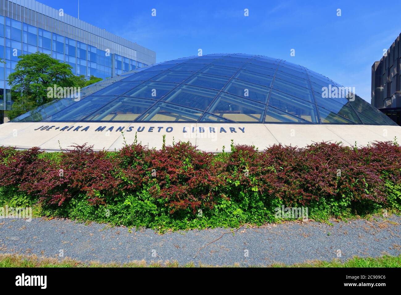 Chicago, Illinois, USA. The modern Joe and Rika Mansueto Library on the ...