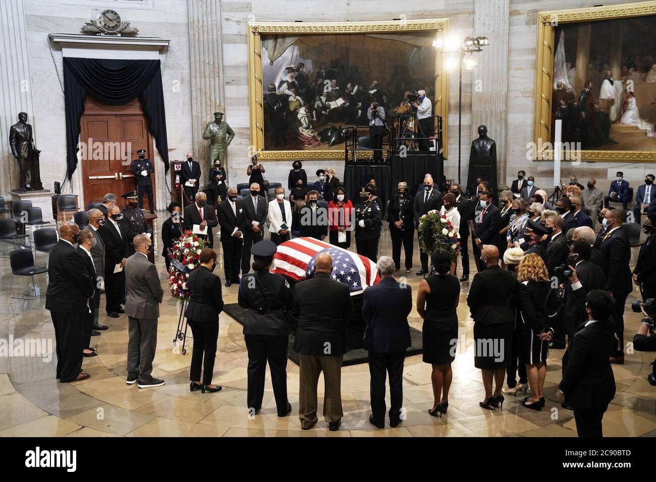 (200727) -- WASHINGTON, July 27, 2020 (Xinhua) -- People mourn for late ...