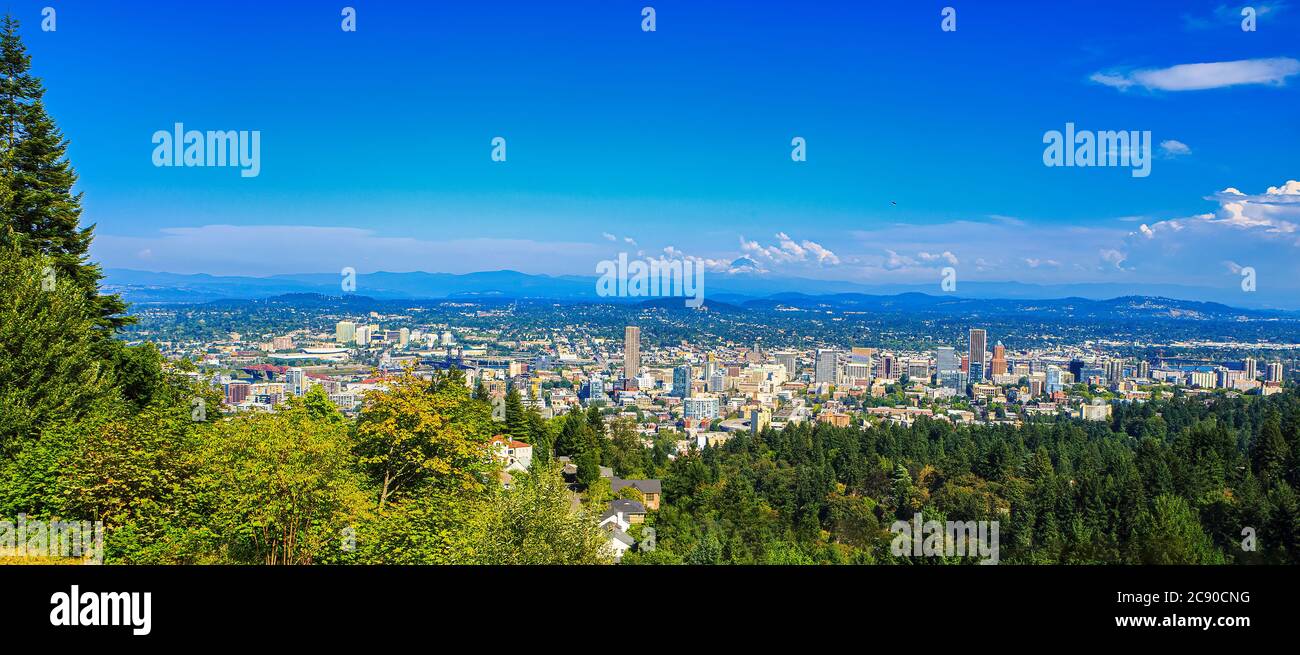 Portland oregon green sky blue hi-res stock photography and images - Alamy
