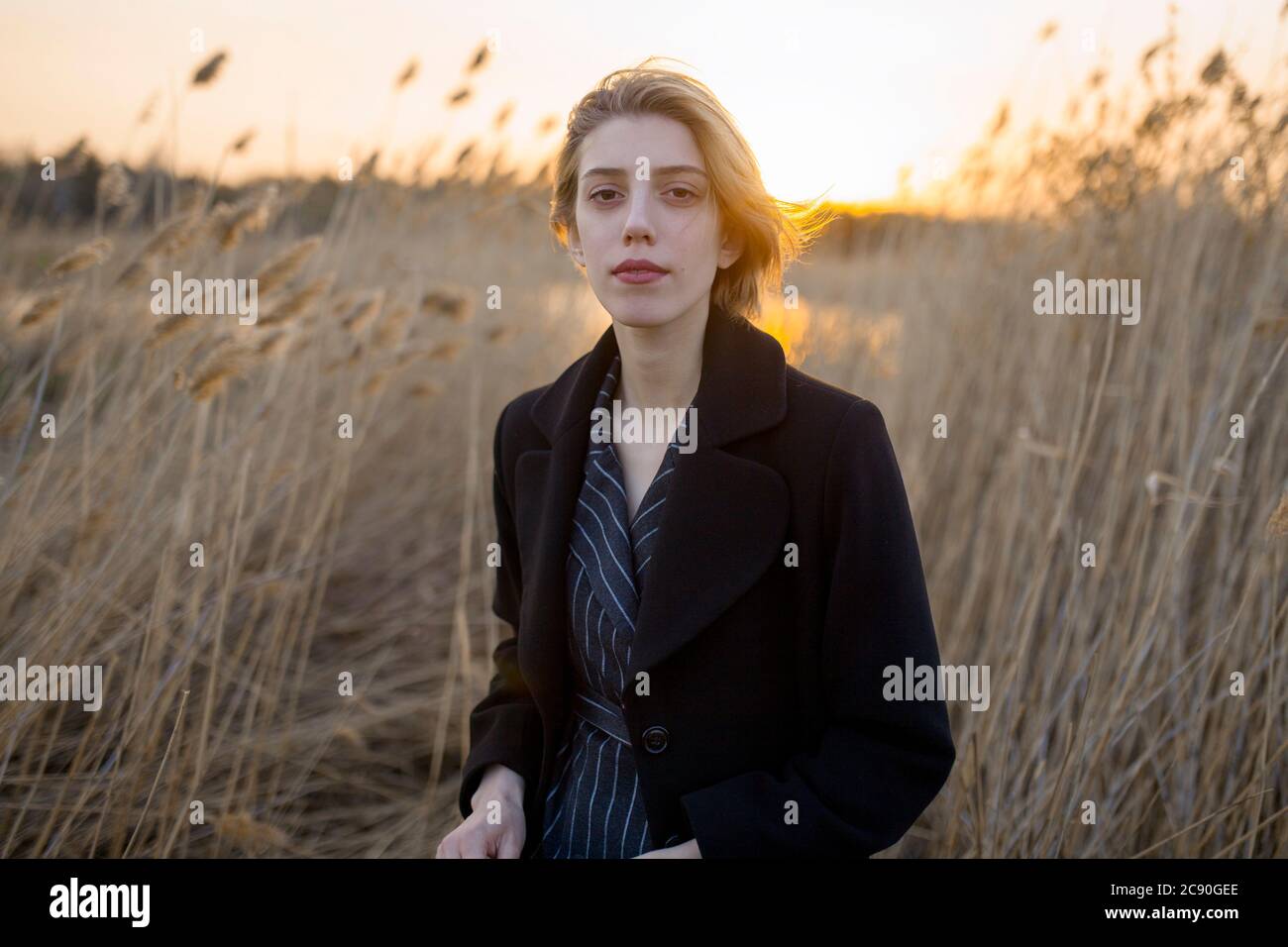 Woman in tall grass hi-res stock photography and images - Alamy