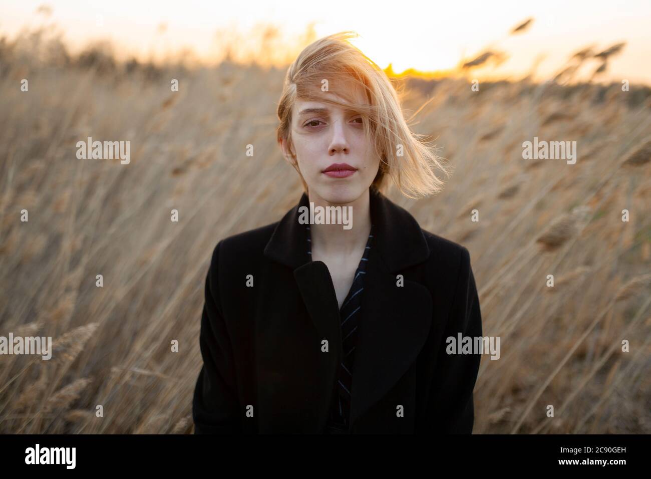 Woman in tall grass hi-res stock photography and images - Alamy