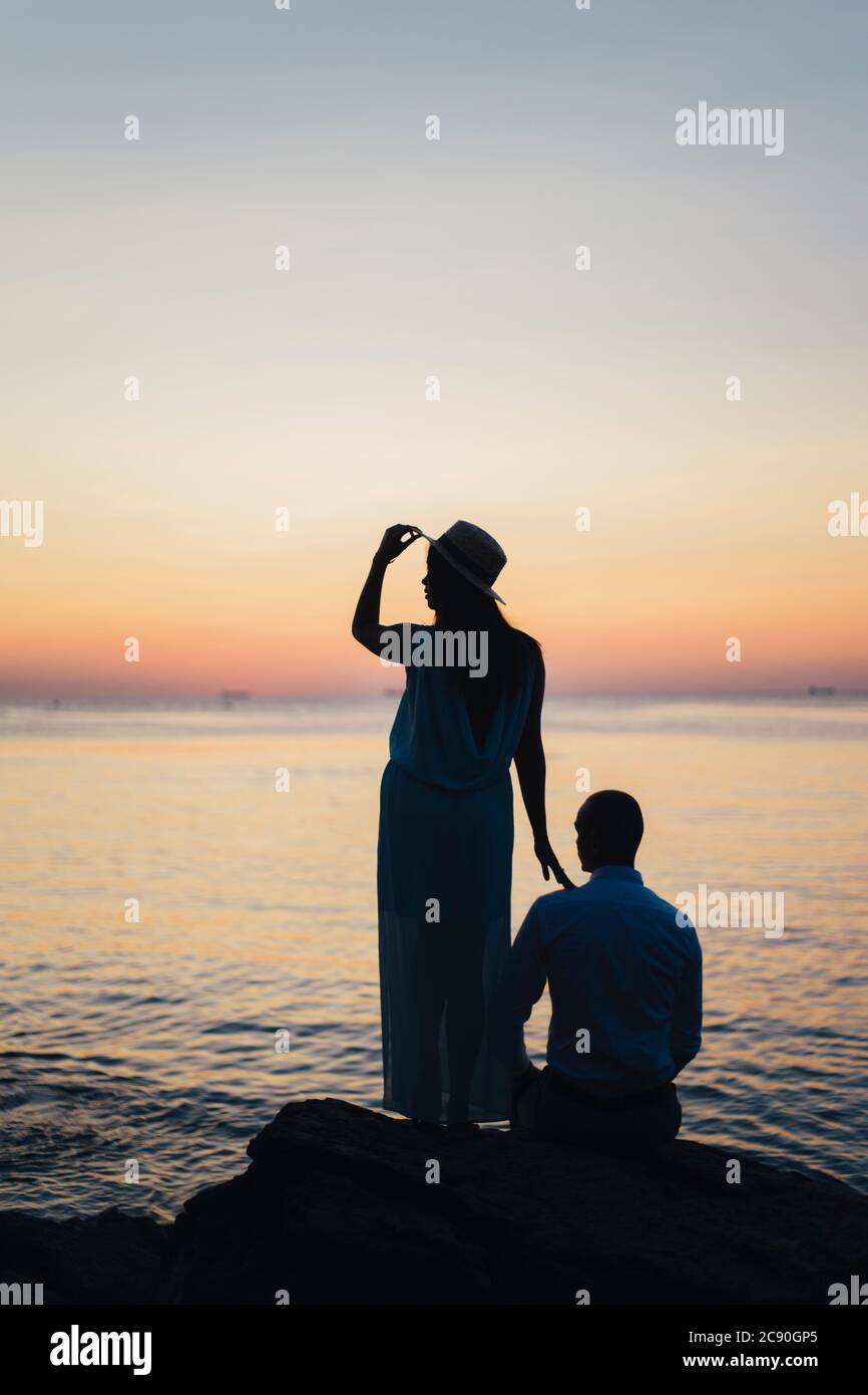Silhouette couple on beach hi-res stock photography and images - Alamy