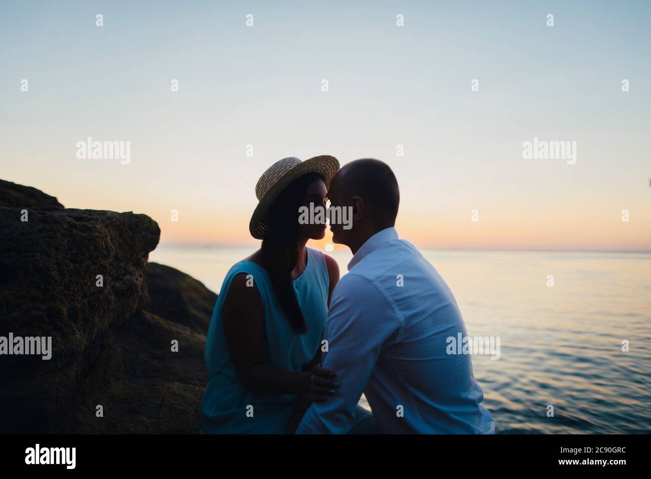 Romantic couple on beach hi-res stock photography and images - Alamy