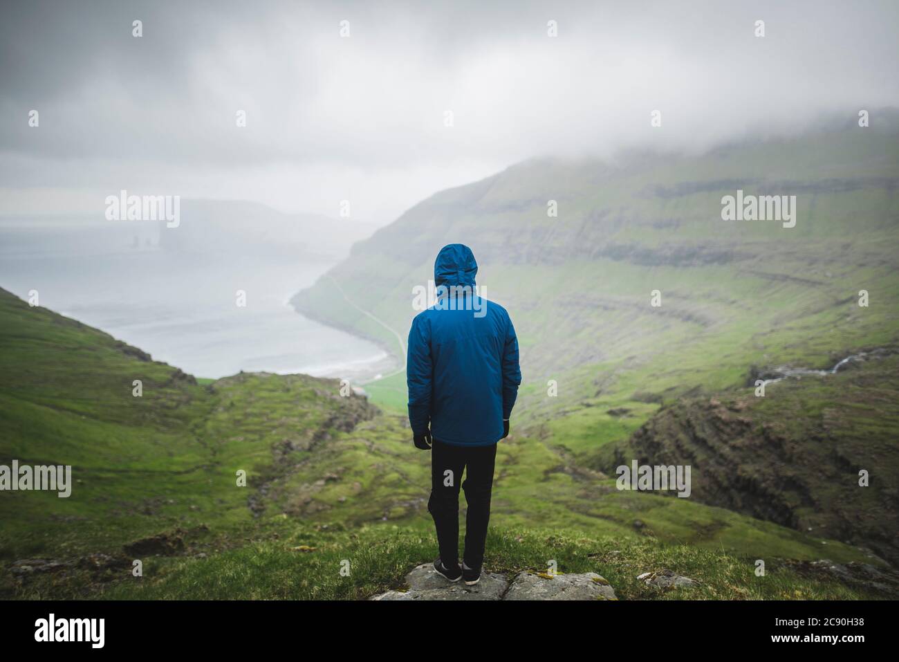 Man standing on cliff looking sea hi-res stock photography and images ...